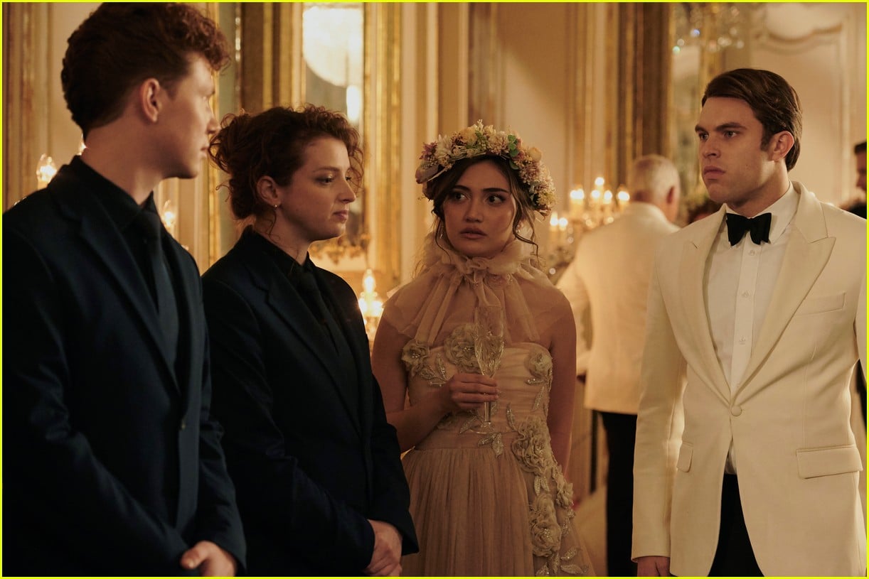 Sisi Stringer & Daniela Nieves Star In 'Vampire Academy' Trailer - Watch Now! | Photo 1354564 ...