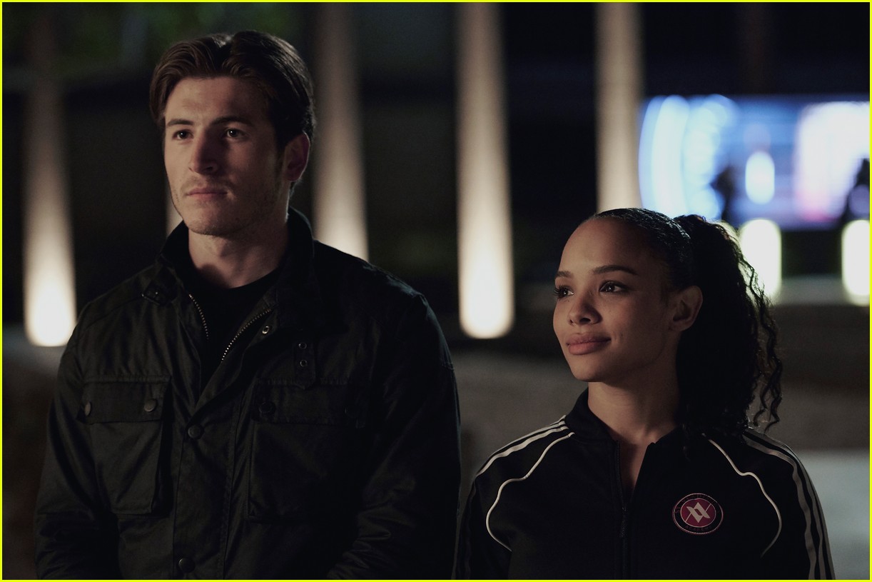 Sisi Stringer & Daniela Nieves Star In 'Vampire Academy' Trailer ...