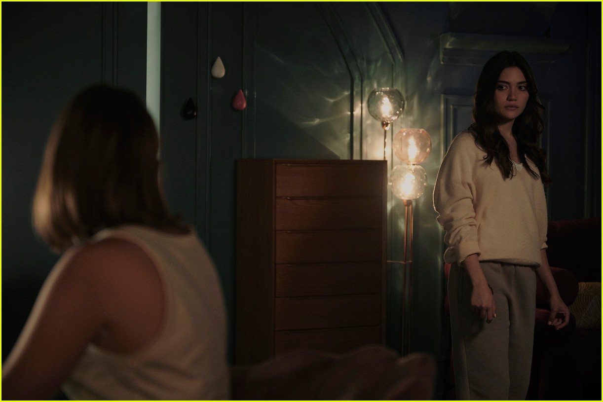 Sisi Stringer & Daniela Nieves Star In 'Vampire Academy' Trailer ...