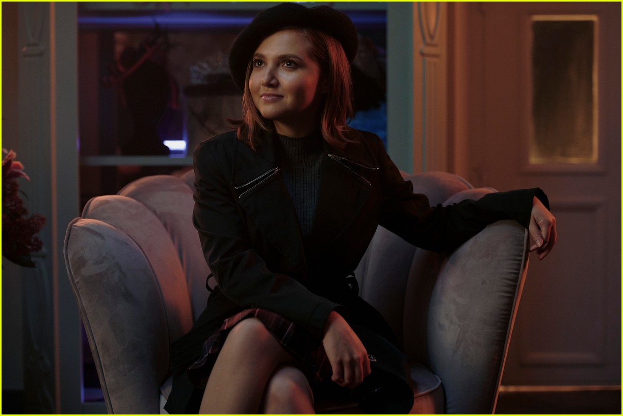 Sisi Stringer & Daniela Nieves Star In 'Vampire Academy' Trailer ...