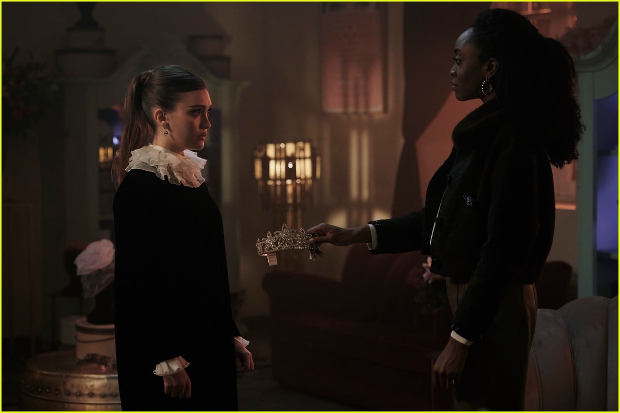 Sisi Stringer & Daniela Nieves Star In 'Vampire Academy' Trailer - Watch Now! | Photo 1354589 ...