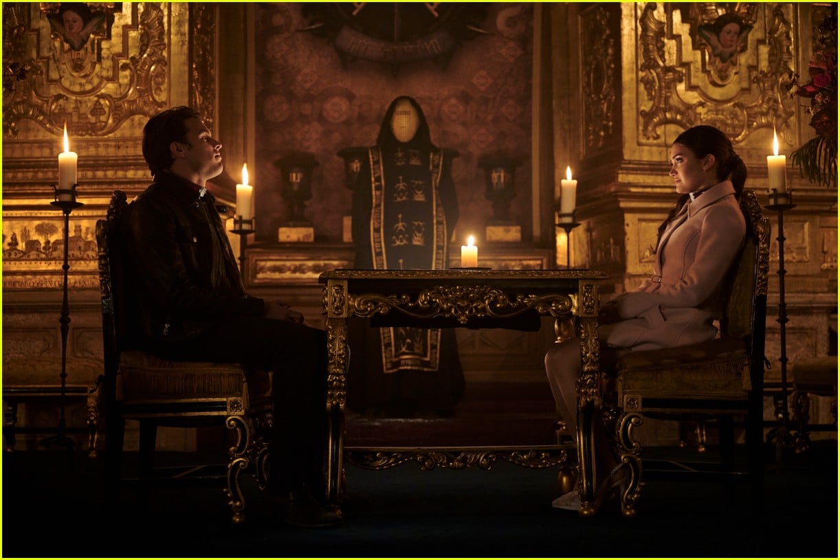 Sisi Stringer & Daniela Nieves Star In 'Vampire Academy' Trailer - Watch Now! | Photo 1354590 ...