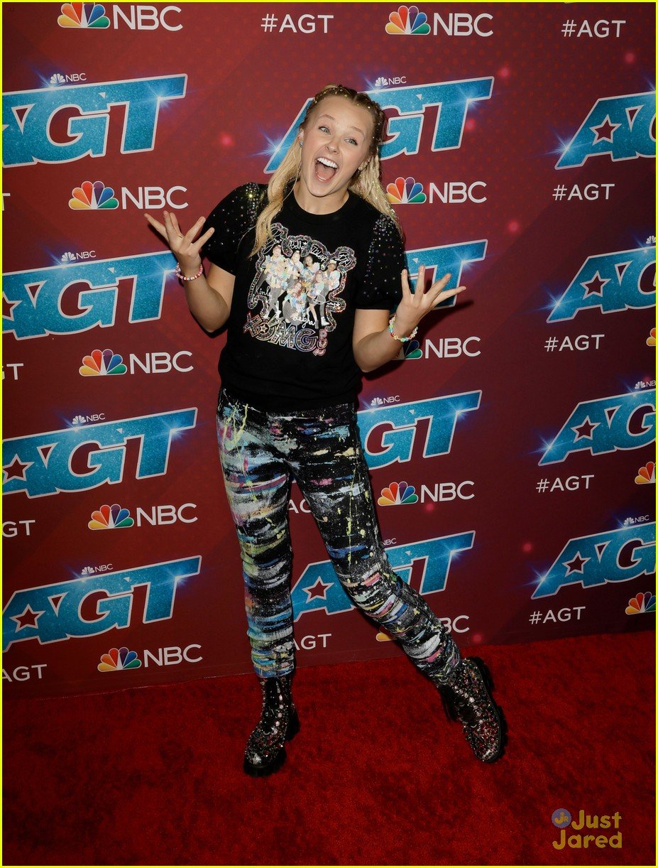 Full Sized Photo of xomg pop give electrifying performance of merry go ...