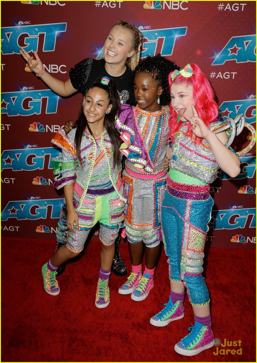 Full Sized Photo of xomg pop give electrifying performance of merry go ...