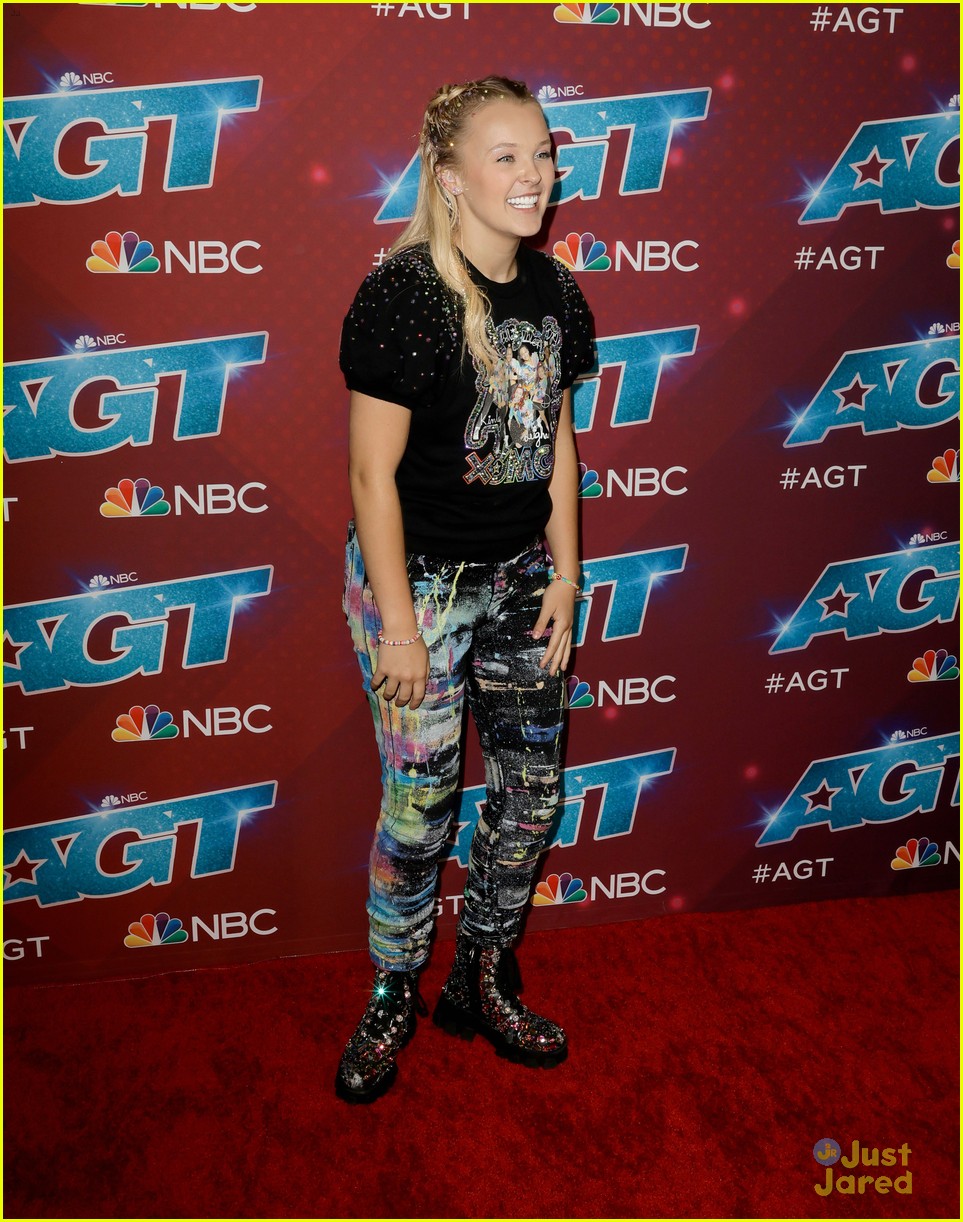 Full Sized Photo of xomg pop give electrifying performance of merry go ...