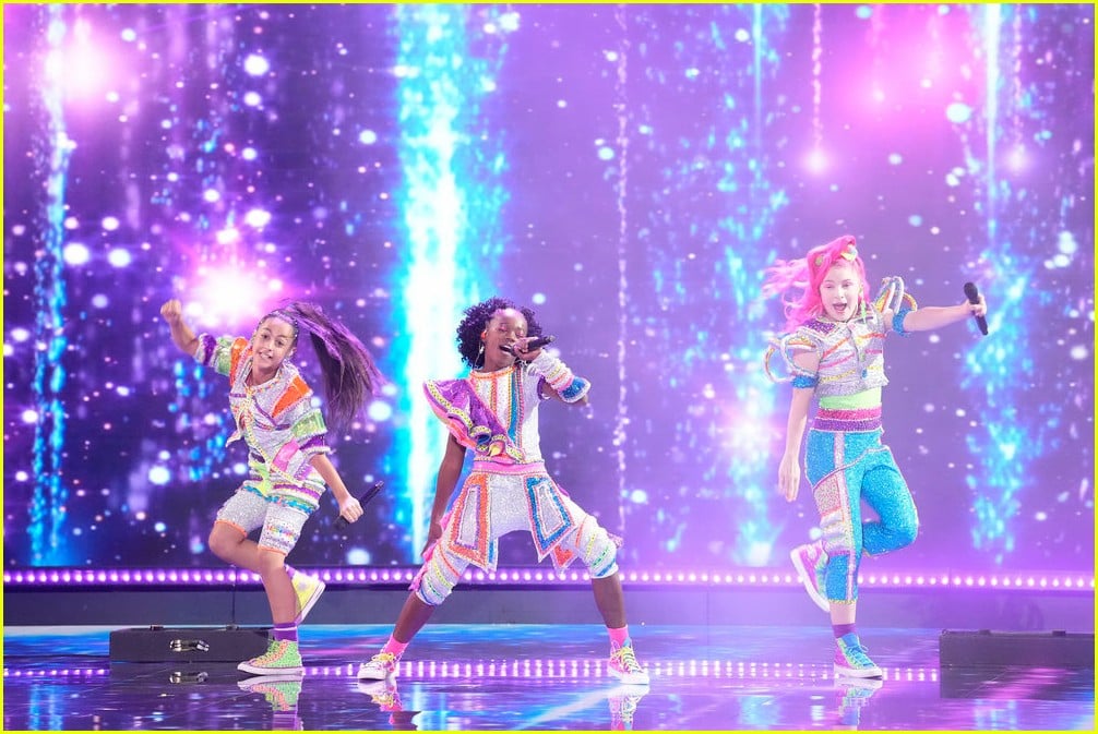 Full Sized Photo of xomg pop give electrifying performance of merry go ...