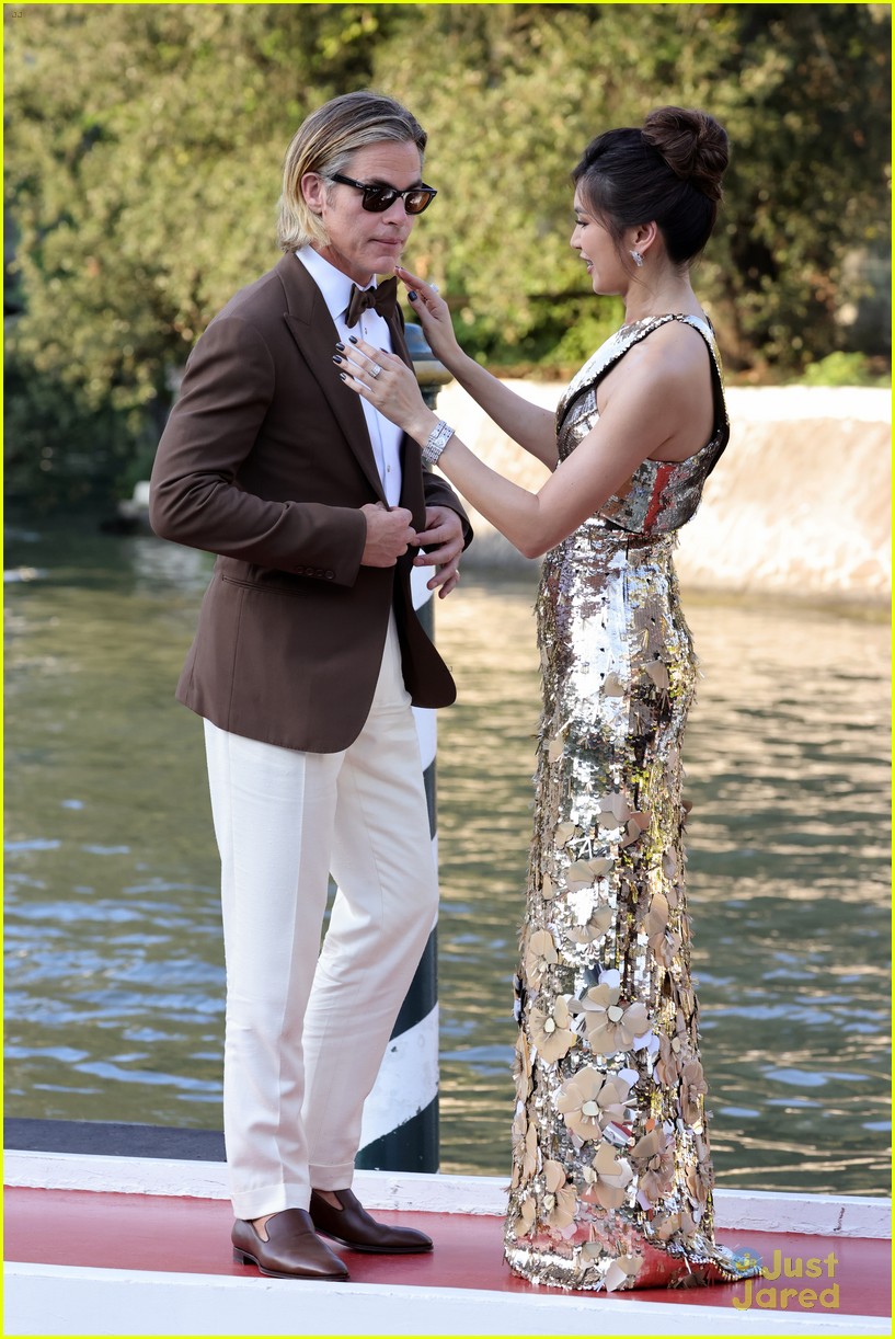 Chris Pine Takes Photos & Hypes Up Florence Pugh at 'Don't Worry ...