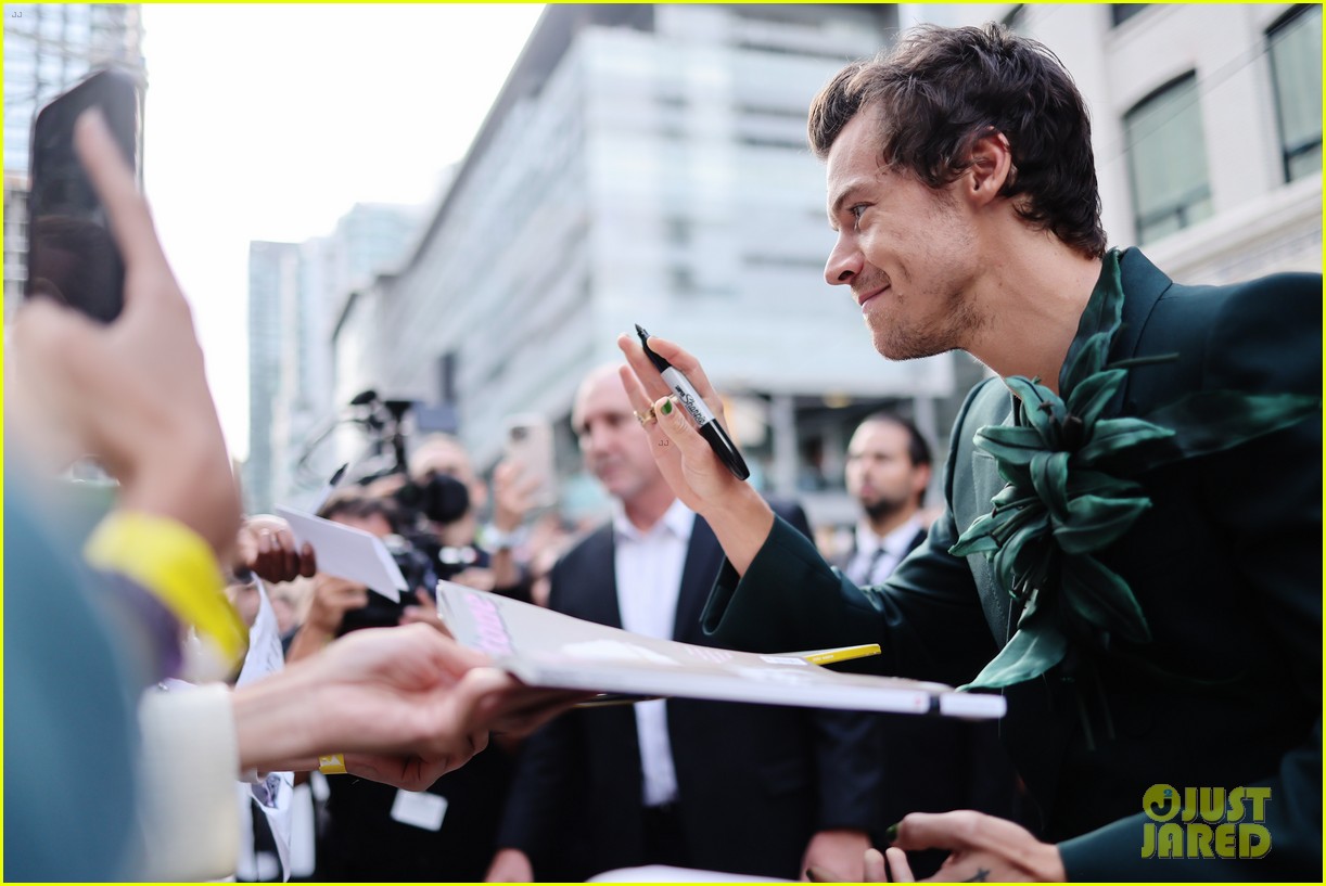 Harry Styles Doesnt Miss The Fans During My Policeman Premiere During Tiff Photo 1356600