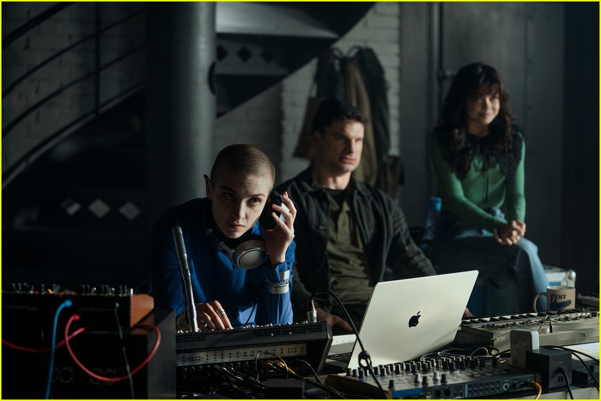 Adam Devine & Sarah Hyland Star In New 'Pitch Perfect: Bumper In Berlin ...