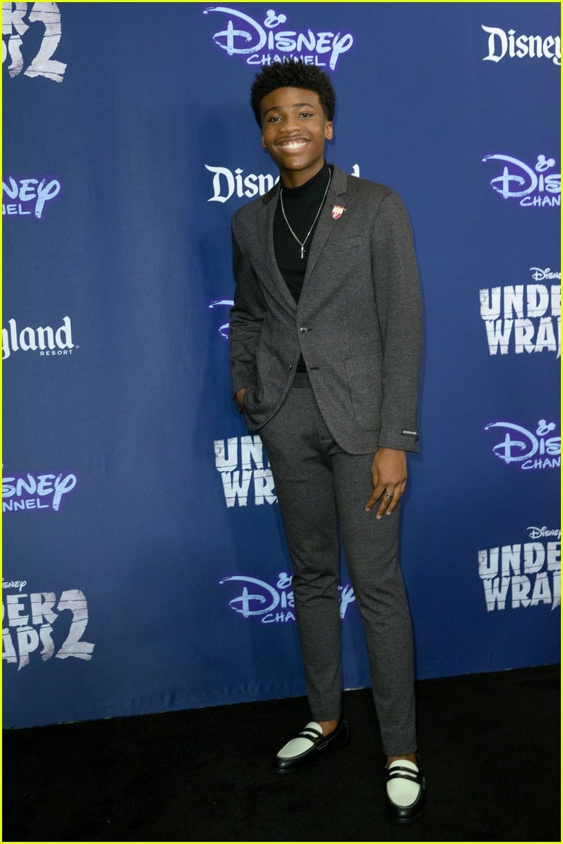 Goofy Joins the Cast of 'Under Wraps 2' at the Movie's Premiere at ...