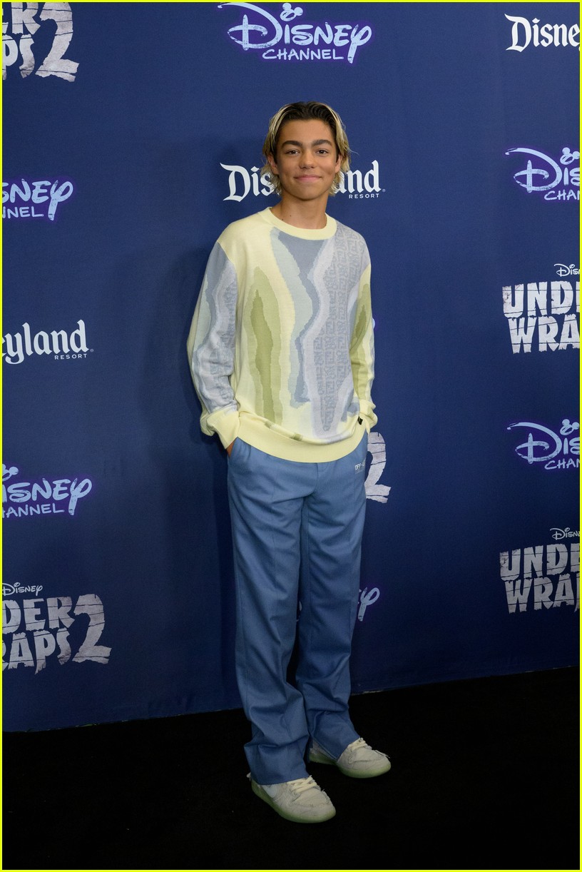 Goofy Joins the Cast of 'Under Wraps 2' at the Movie's Premiere at ...