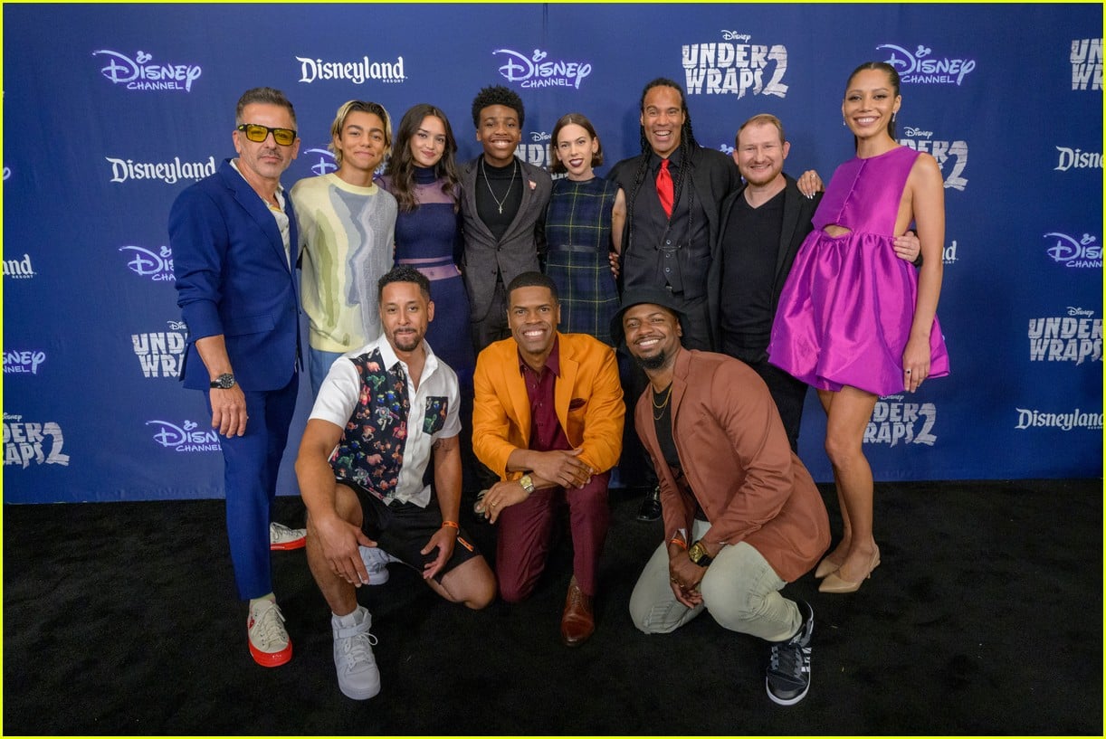 Goofy Joins the Cast of 'Under Wraps 2' at the Movie's Premiere at ...