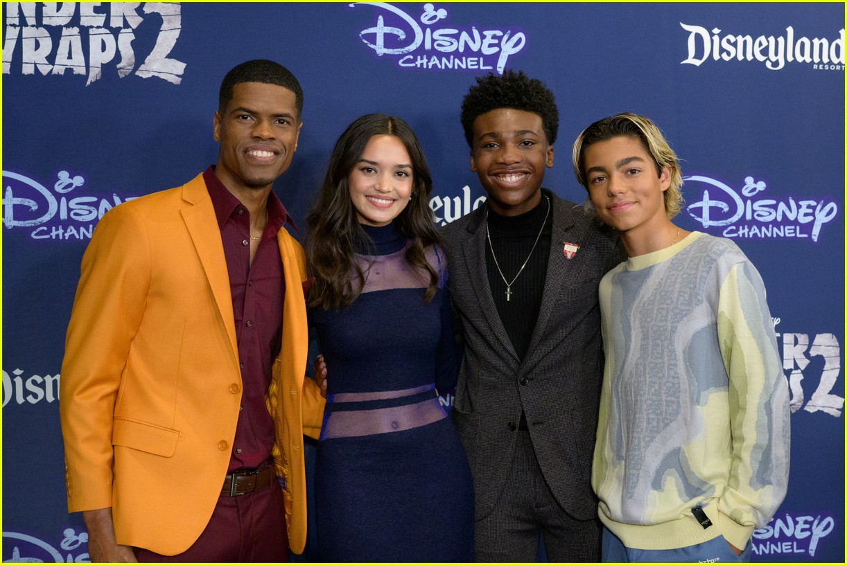 Goofy Joins the Cast of 'Under Wraps 2' at the Movie's Premiere at Disneyland! | Photo 1358033 ...