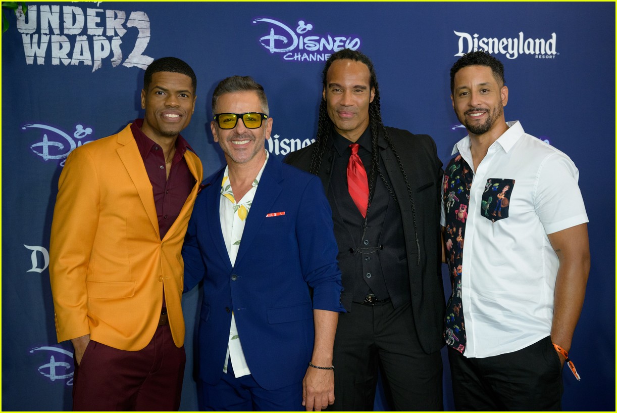 Full Sized Photo of under wraps two cast meet with goofy at disneyland ...