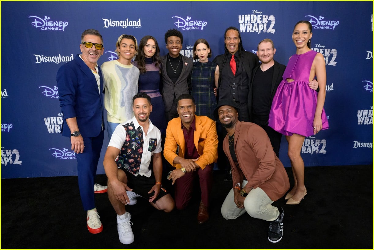 Goofy Joins the Cast of 'Under Wraps 2' at the Movie's Premiere at ...