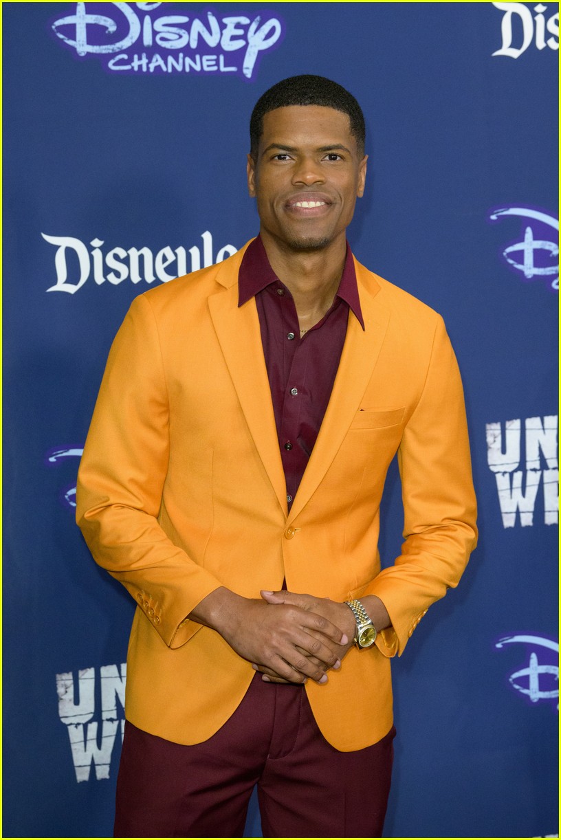 Goofy Joins the Cast of 'Under Wraps 2' at the Movie's Premiere at ...