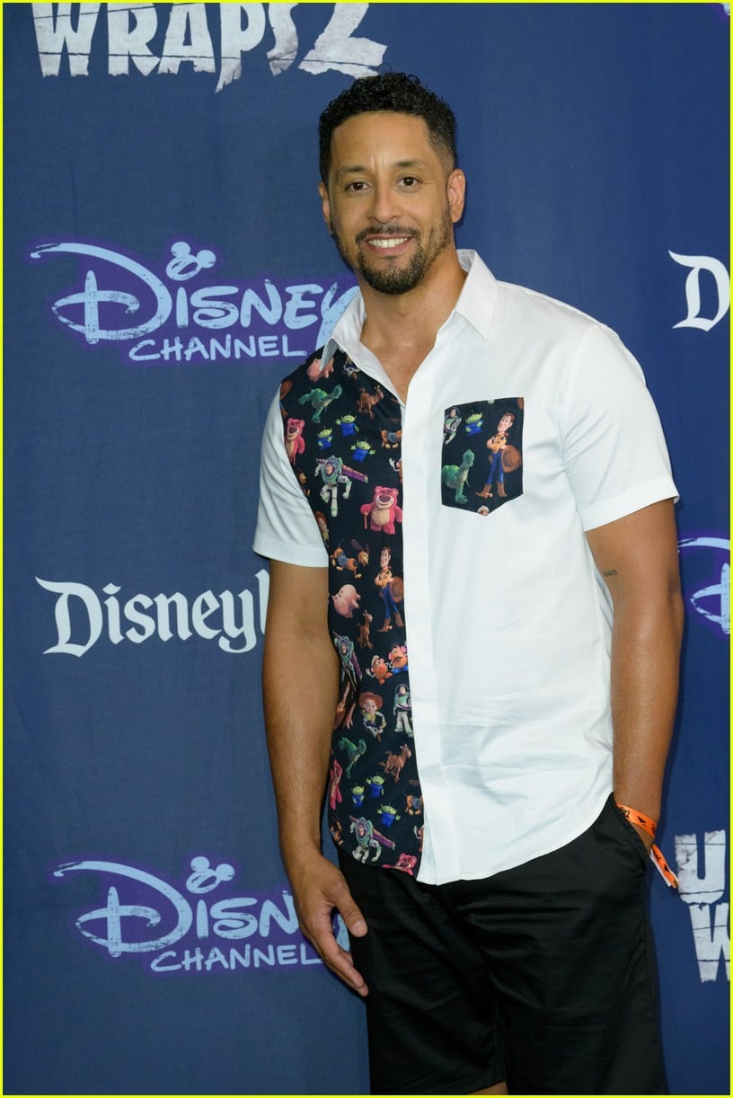 Goofy Joins the Cast of 'Under Wraps 2' at the Movie's Premiere at ...