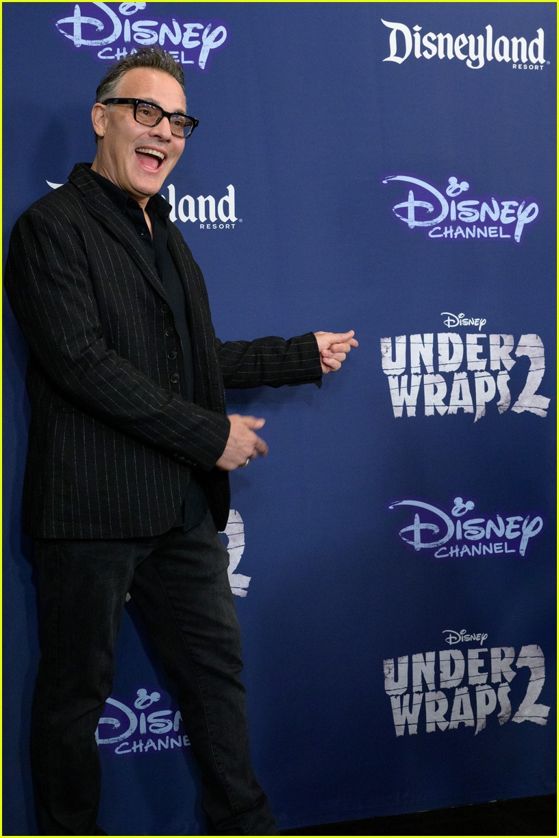 Goofy Joins the Cast of 'Under Wraps 2' at the Movie's Premiere at ...