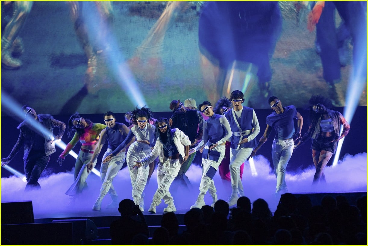 Full Sized Photo of zombies cast perform alien invasion at d23 expo ...
