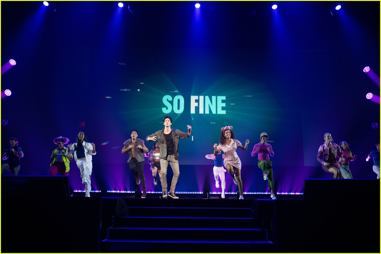 'Zombies 3' Cast Perform 'Alien Invasion' at D23 Expo (Video) | Photo ...