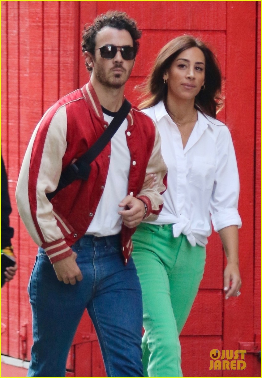 Kevin Jonas & Wife Danielle Jonas Go Shopping in Manhattan | Photo ...