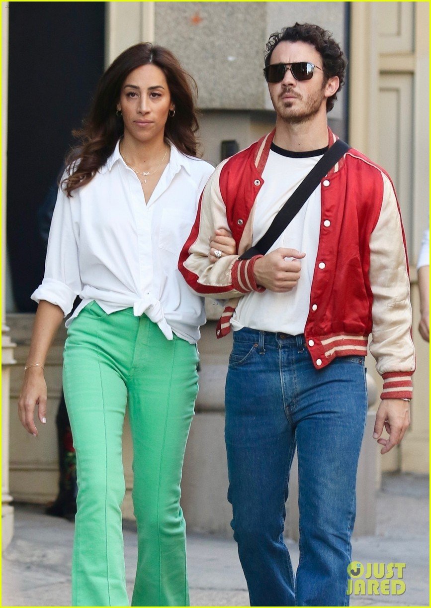 Kevin Jonas & Wife Danielle Jonas Go Shopping in Manhattan | Photo ...
