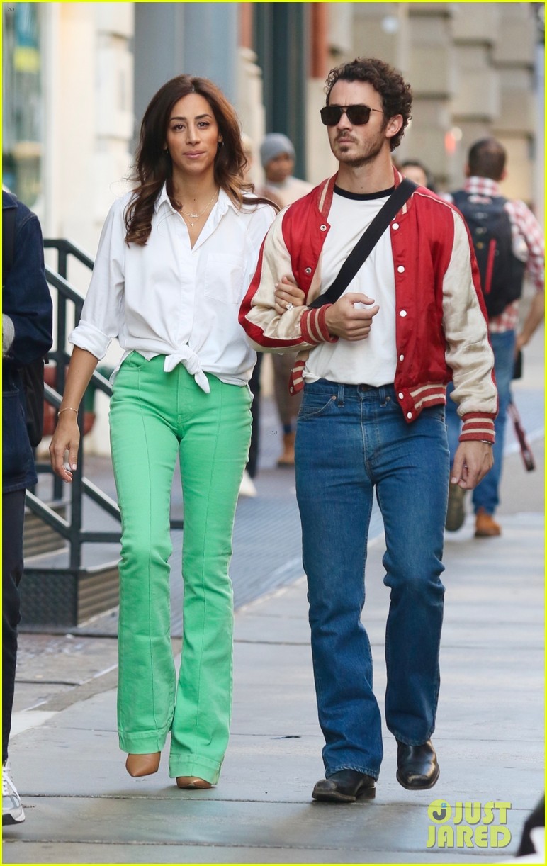 Kevin Jonas & Wife Danielle Jonas Go Shopping in Manhattan | Photo ...