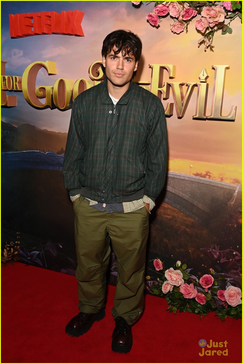 Sofia Wylie Points Out What's On Freya Parks' Dress at 'School For Good ...