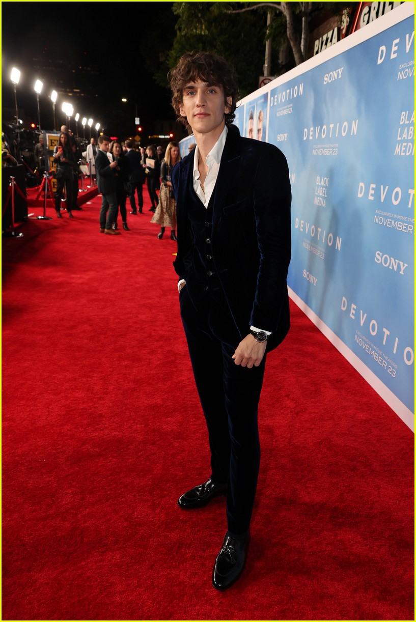 BFFs Joe Jonas, Daren Kagasoff & Spencer Neville Suit Up for 'Devotion ...