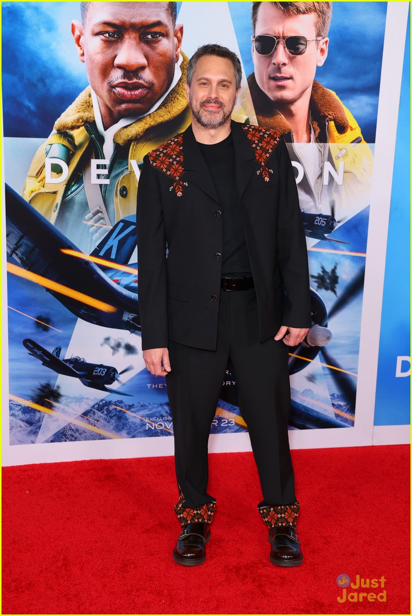 BFFs Joe Jonas, Daren Kagasoff & Spencer Neville Suit Up for 'Devotion ...