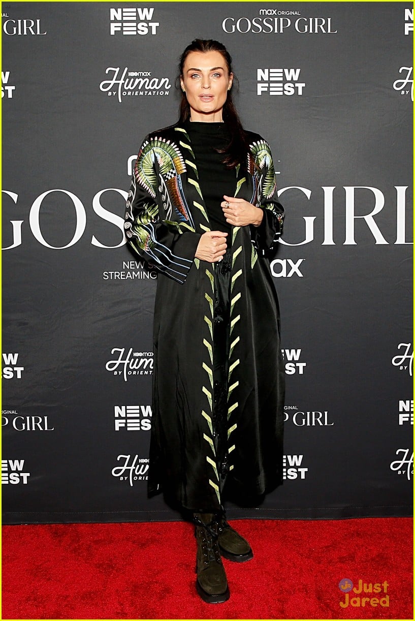 Savannah Smith, Grace Duah & Emily Alyn Lind Hit Up 'Gossip Girl ...