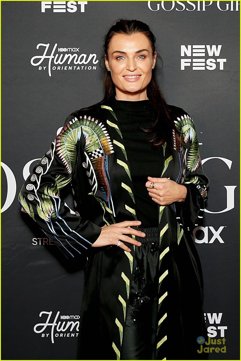 Savannah Smith, Grace Duah & Emily Alyn Lind Hit Up 'Gossip Girl ...