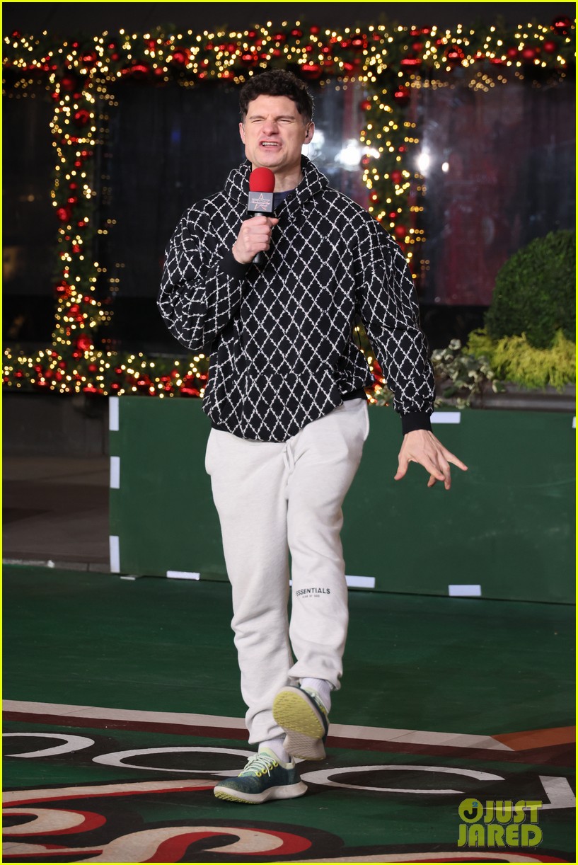 Sarah Hyland & Adam Devine Get Ready & Rehearse For Macy's Thanksgiving ...