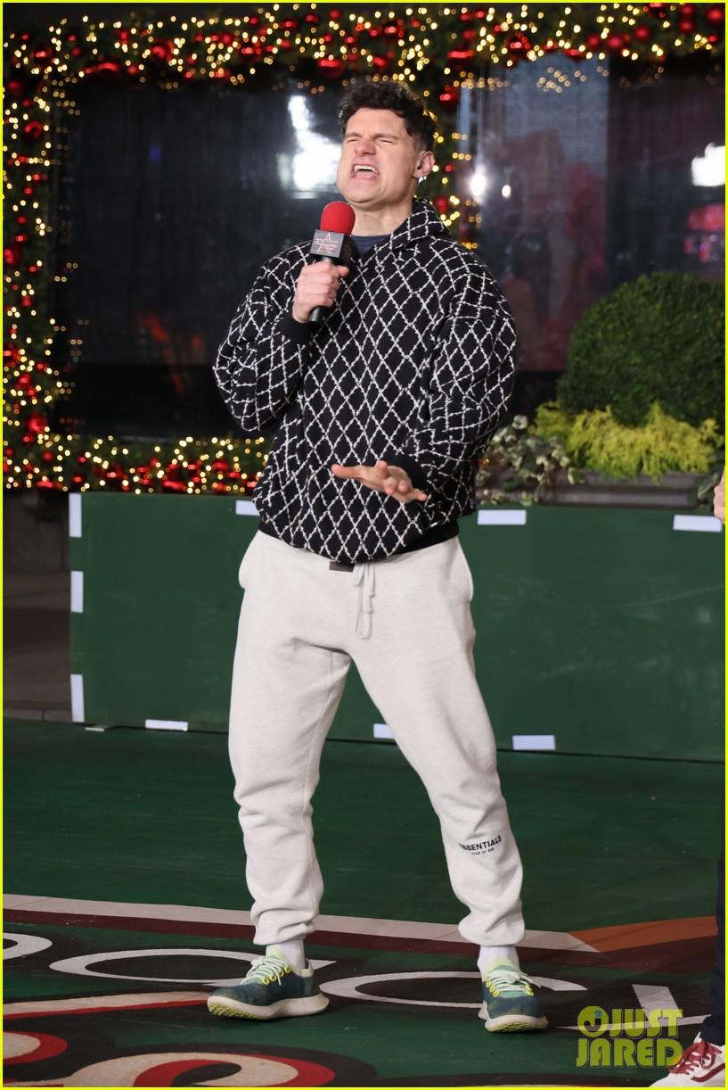 Sarah Hyland & Adam Devine Get Ready & Rehearse For Macy's Thanksgiving ...