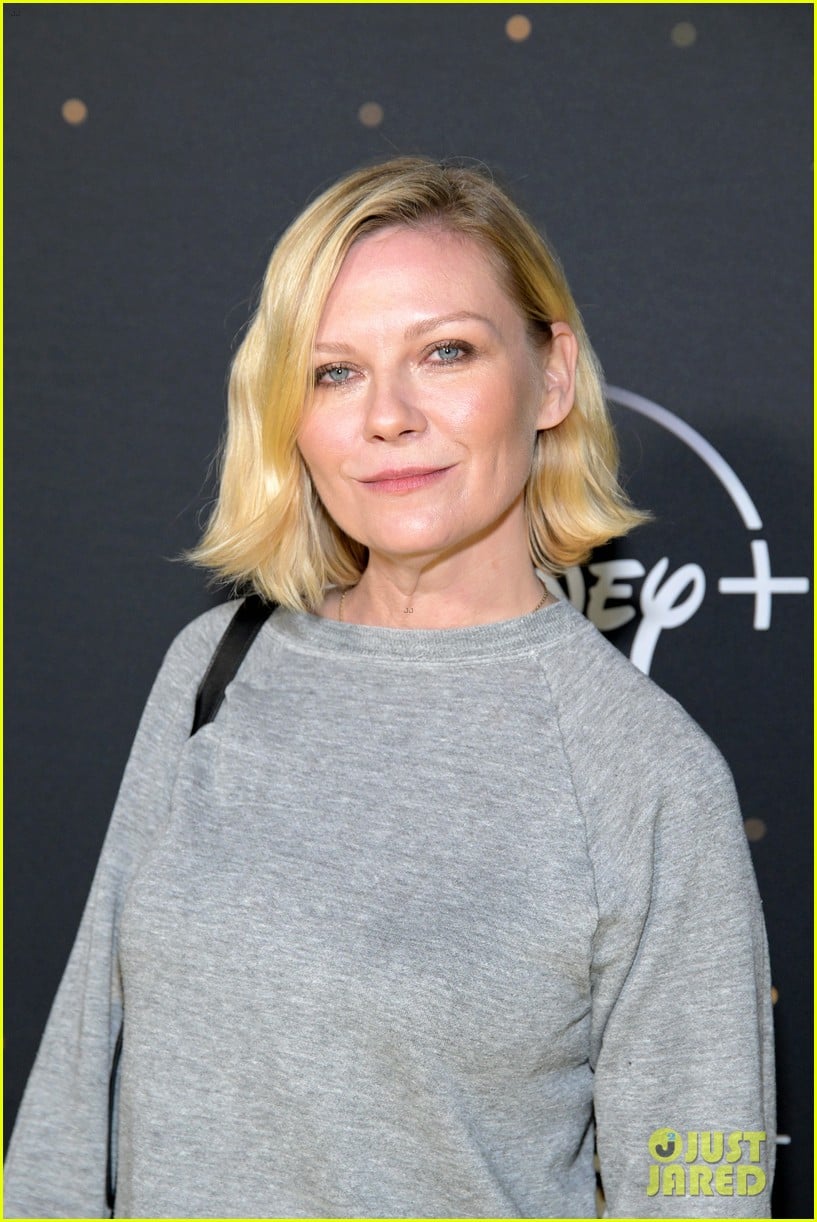 JoJo Siwa Rocks An Orange Feathered Look For 'Elton John Live' - See ...