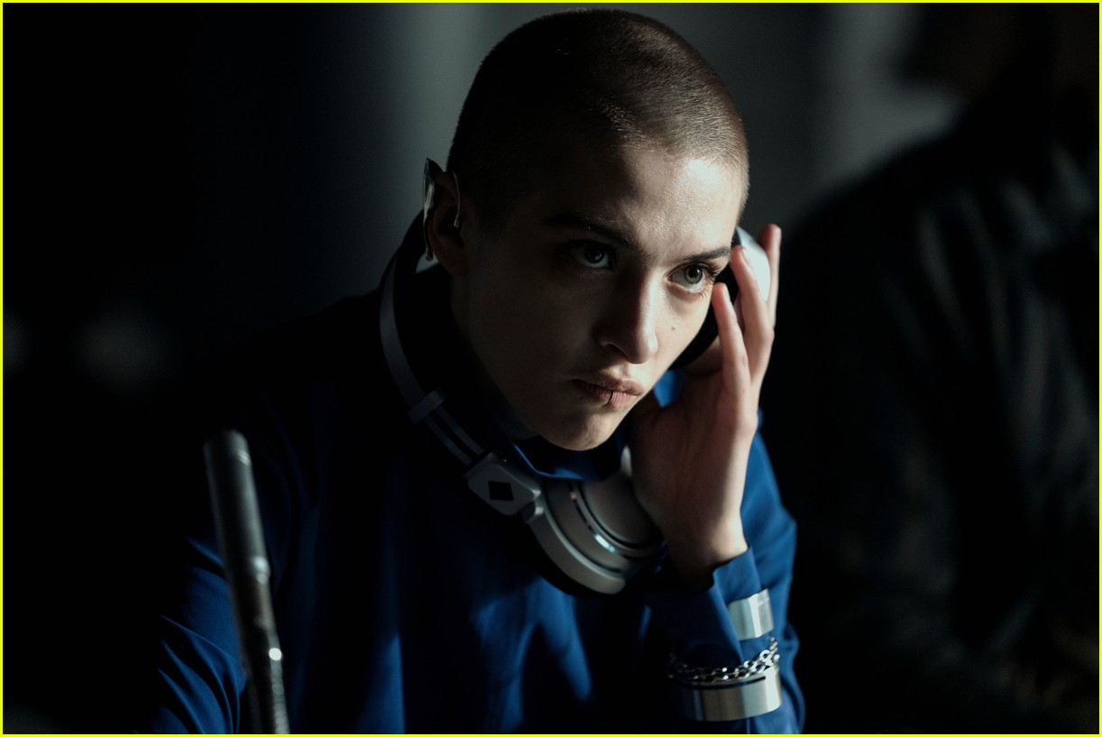 Sarah Hyland & Adam Devine Reunite In 'Pitch Perfect: Bumper In Berlin ...