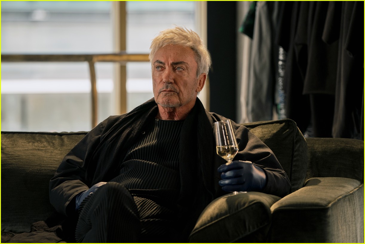 Sarah Hyland & Adam Devine Reunite In 'Pitch Perfect: Bumper In Berlin ...