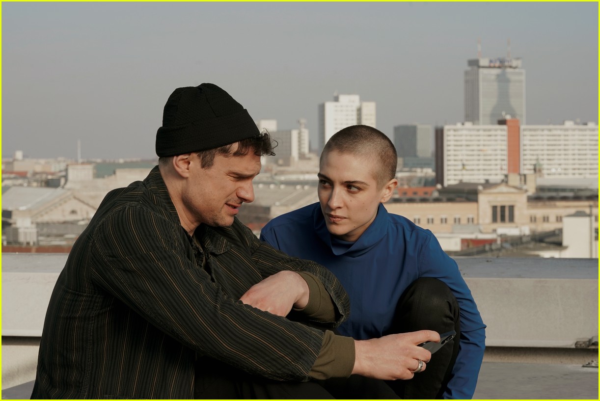 Sarah Hyland & Adam Devine Reunite In 'Pitch Perfect: Bumper In Berlin ...