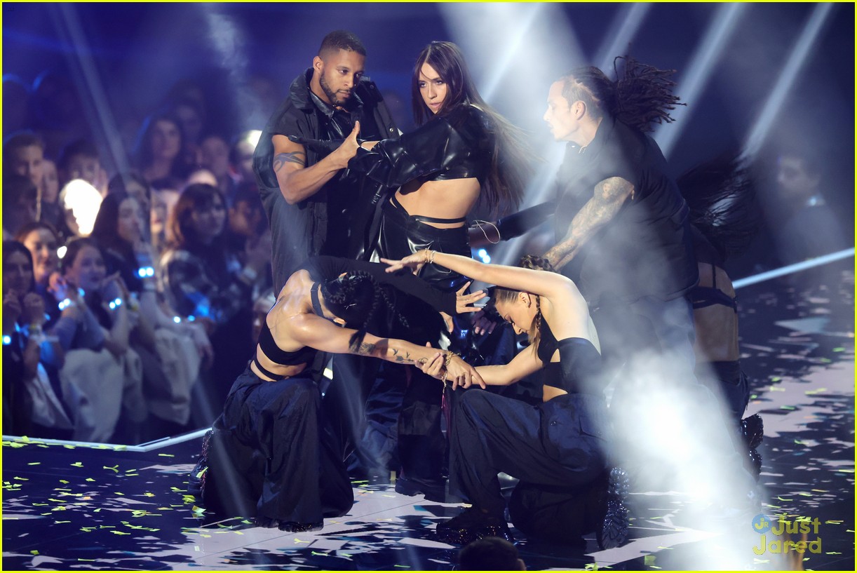 Taylor Swift Wins Big at MTV EMAs 2022, Plus Tate McRae, GAYLE & Lewis ...