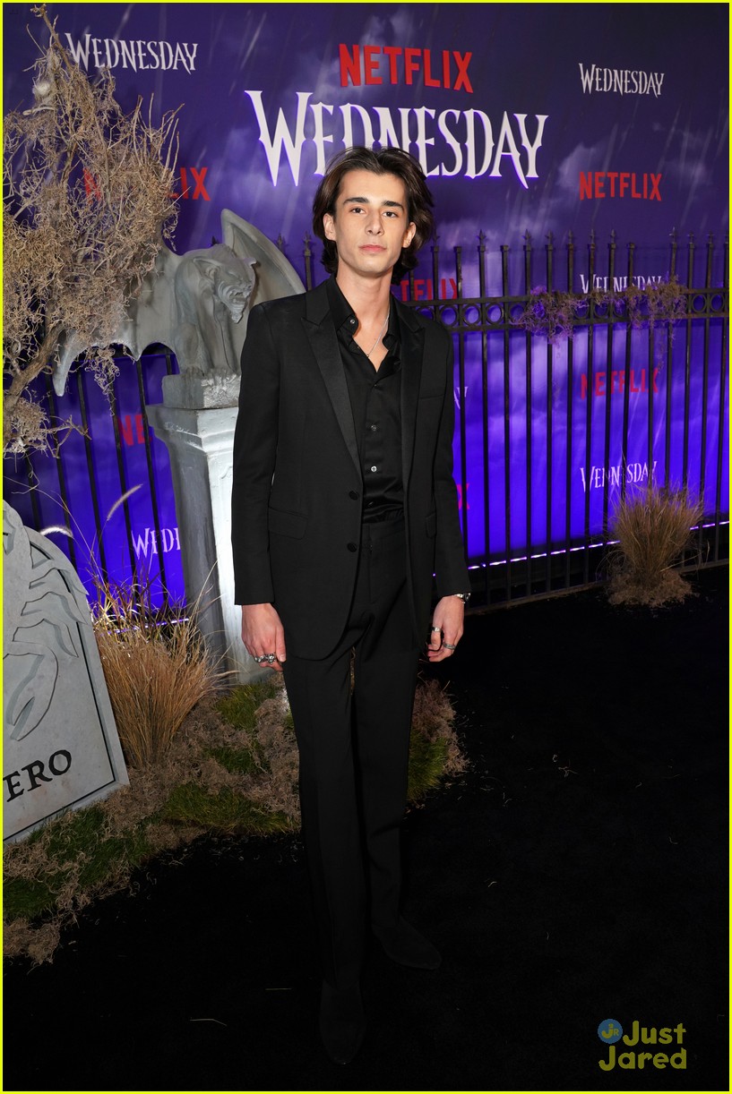 Jenna Ortega & Her Addams Family Reunite at 'Wednesday' Premiere ...