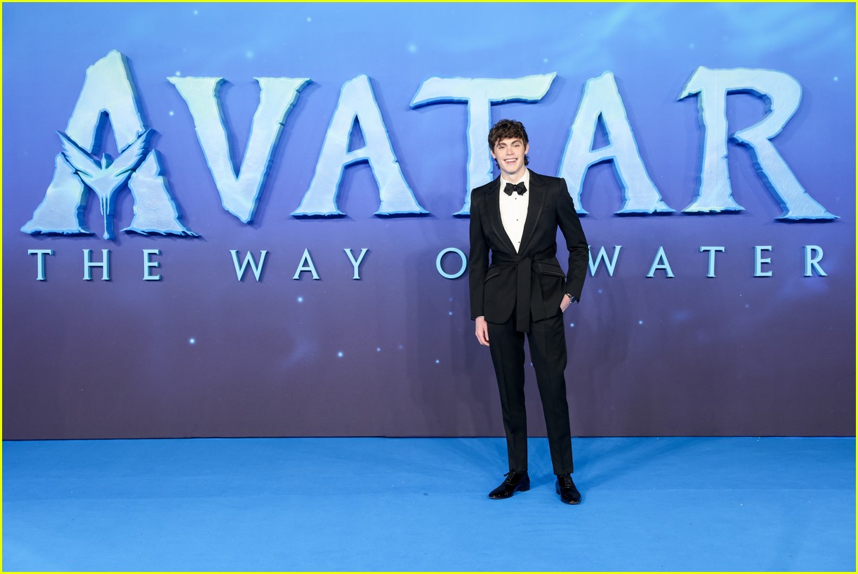Jamie Flatters Brings a Camera to 'Avatar: The Way of Water' Premiere ...