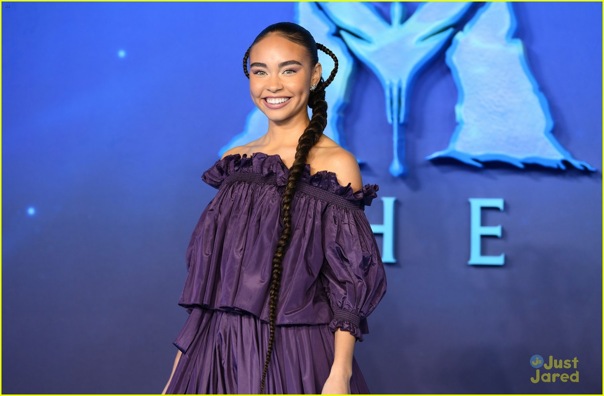 Jamie Flatters Brings a Camera to 'Avatar: The Way of Water' Premiere ...