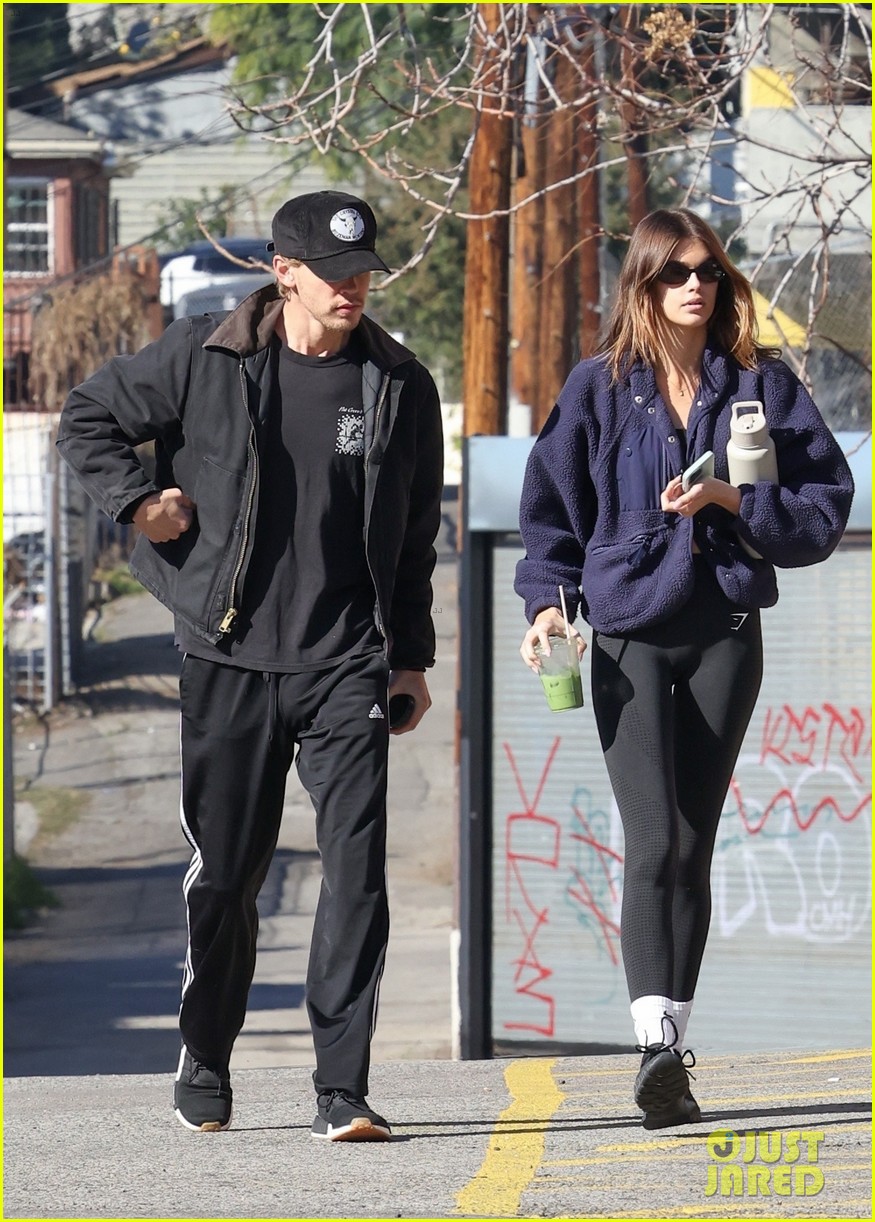 Austin Butler Goes for Juice Run with Girlfriend Kaia Gerber | Photo ...