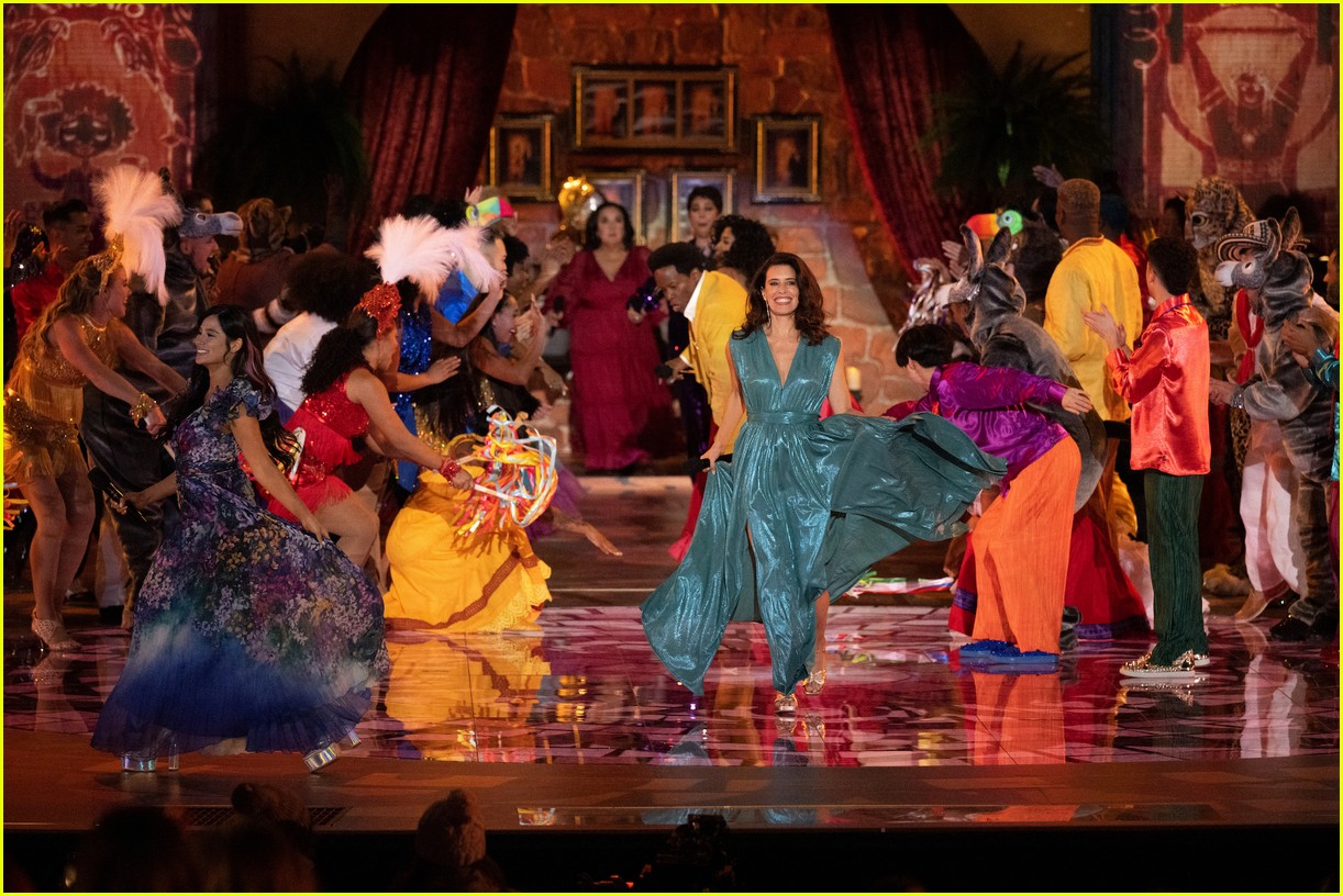 'Encanto at the Hollywood Bowl' Gets First Look - Watch the Trailer! | Photo 1364850 - Photo ...