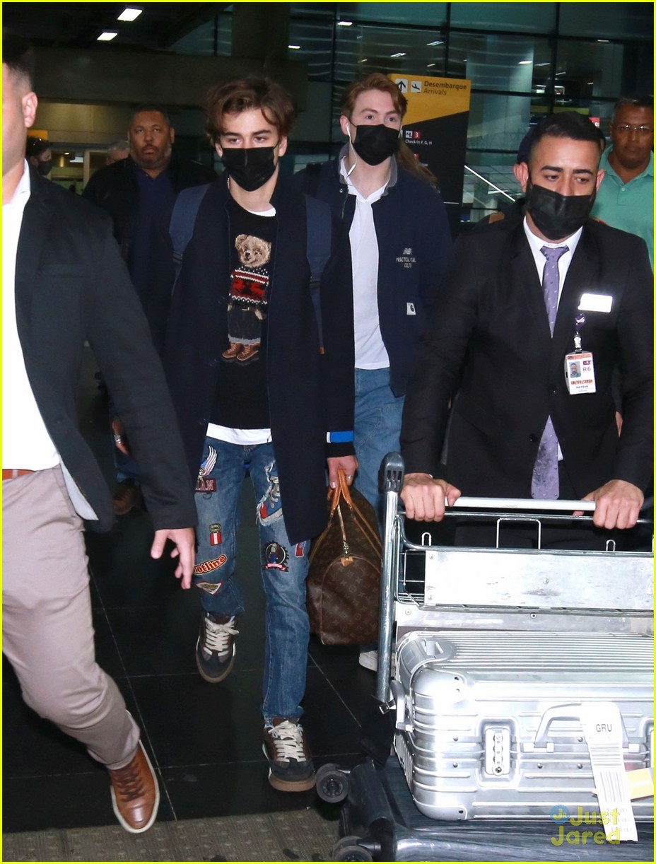 Kit Connor Arrives In Brazil After 'Heartstopper' Mom Olivia Colman ...