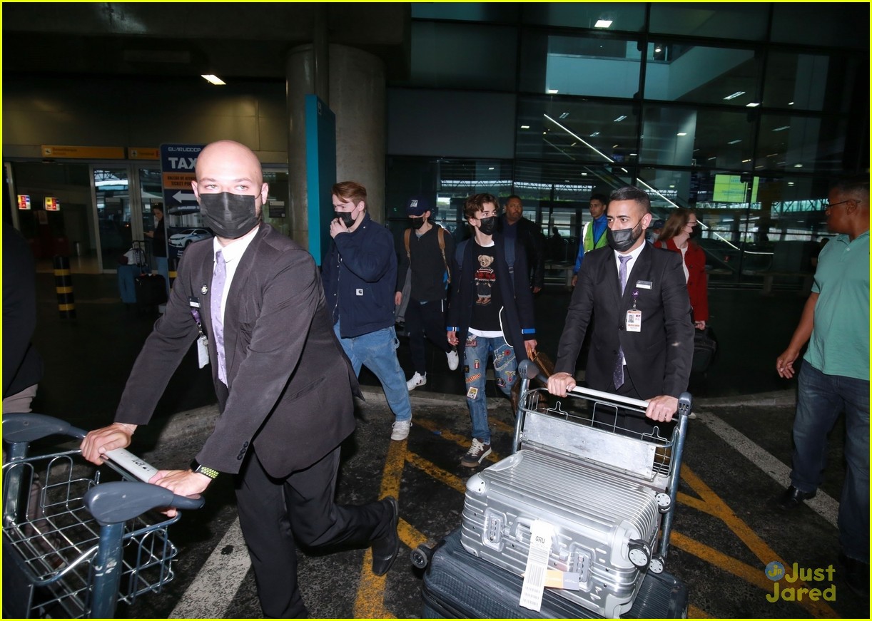 Kit Connor Arrives In Brazil After 'Heartstopper' Mom Olivia Colman ...