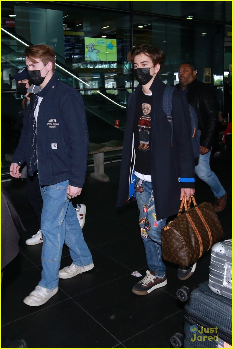 Kit Connor Arrives In Brazil After 'Heartstopper' Mom Olivia Colman ...