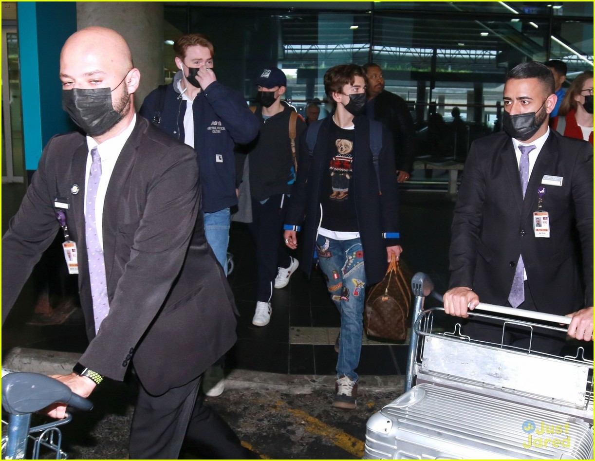 Kit Connor Arrives In Brazil After 'Heartstopper' Mom Olivia Colman ...