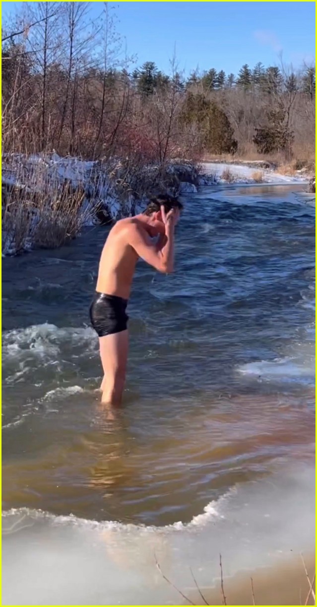 Shawn Mendes Braved The Freezing Cold Water For A Christmas Day Plunge Photo 1365353 Photo