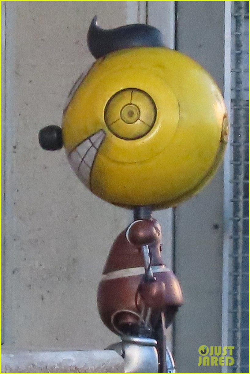 Millie Bobby Brown Works With A Stand-In Robot For 'Electric State ...